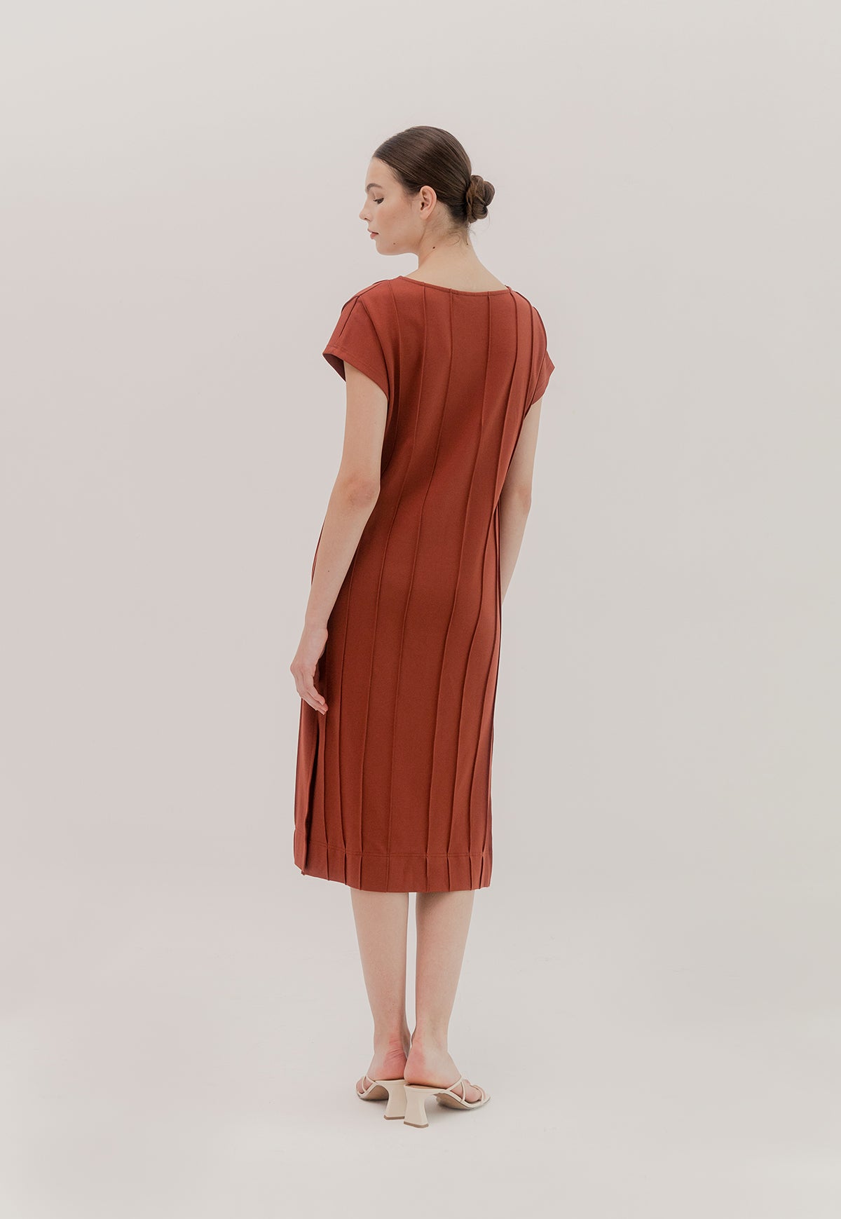 Quinn Short Sleeved Jersey Dress in Caramel – Génue