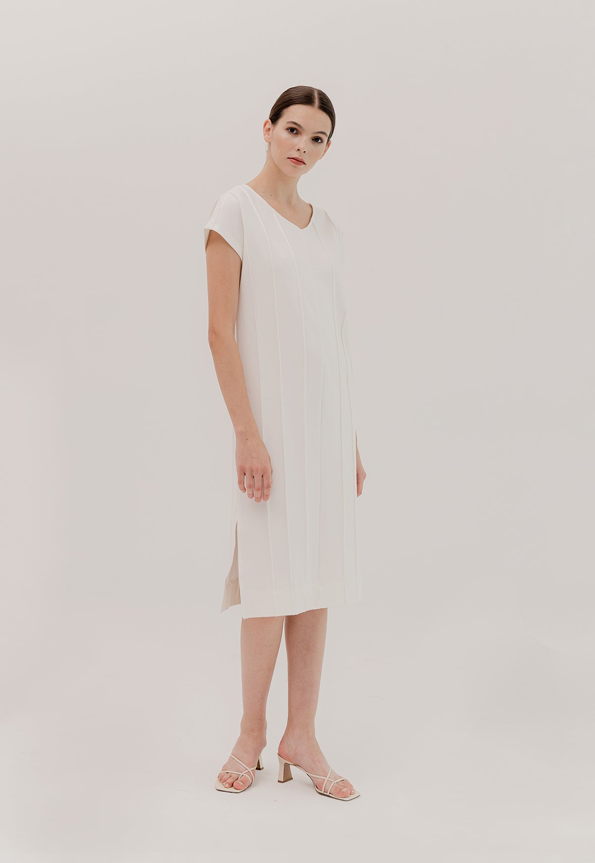 Quinn Short Sleeved Jersey Dress in White – Génue
